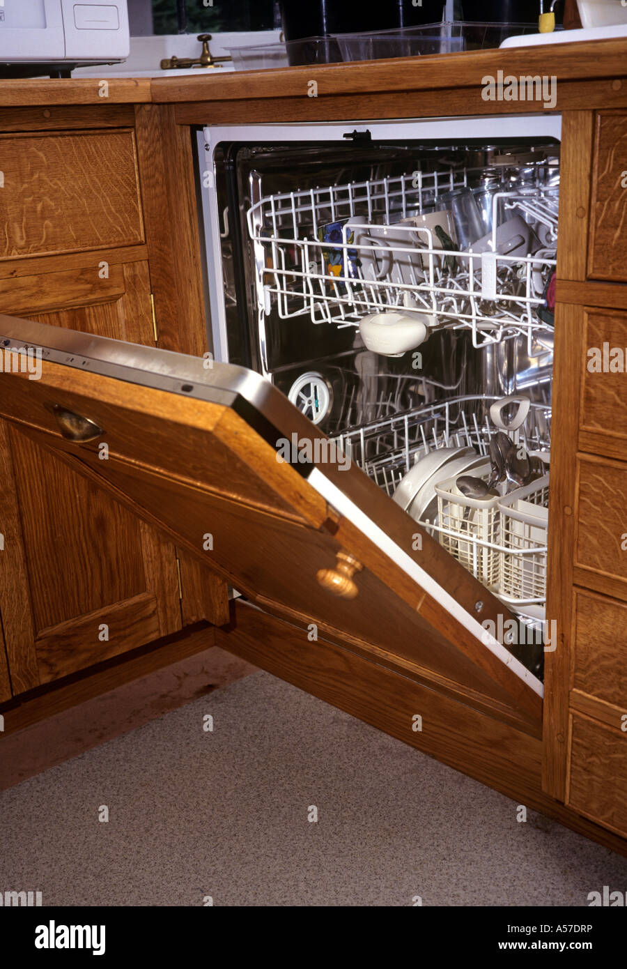 Crafts Oak Kitchen construction disguised dishwasher Stock Photo - Alamy