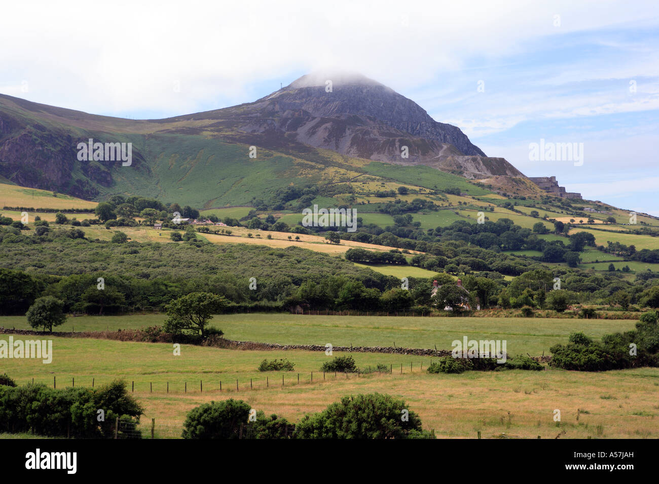 Wales countryside hi-res stock photography and images - Alamy