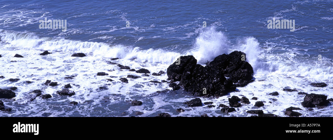 Cornwall coast with surf breaking on rock Stock Photo - Alamy