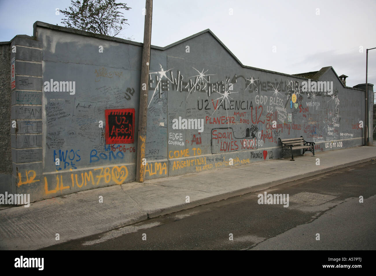 U2 wall hi-res stock photography and images - Alamy