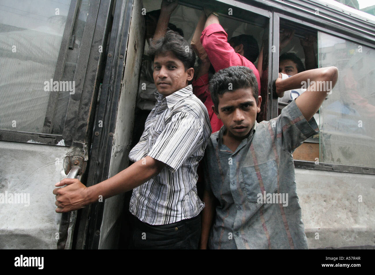 jf5450 bangladesh man hanging crowded bus dhaka use forbidden australia ...