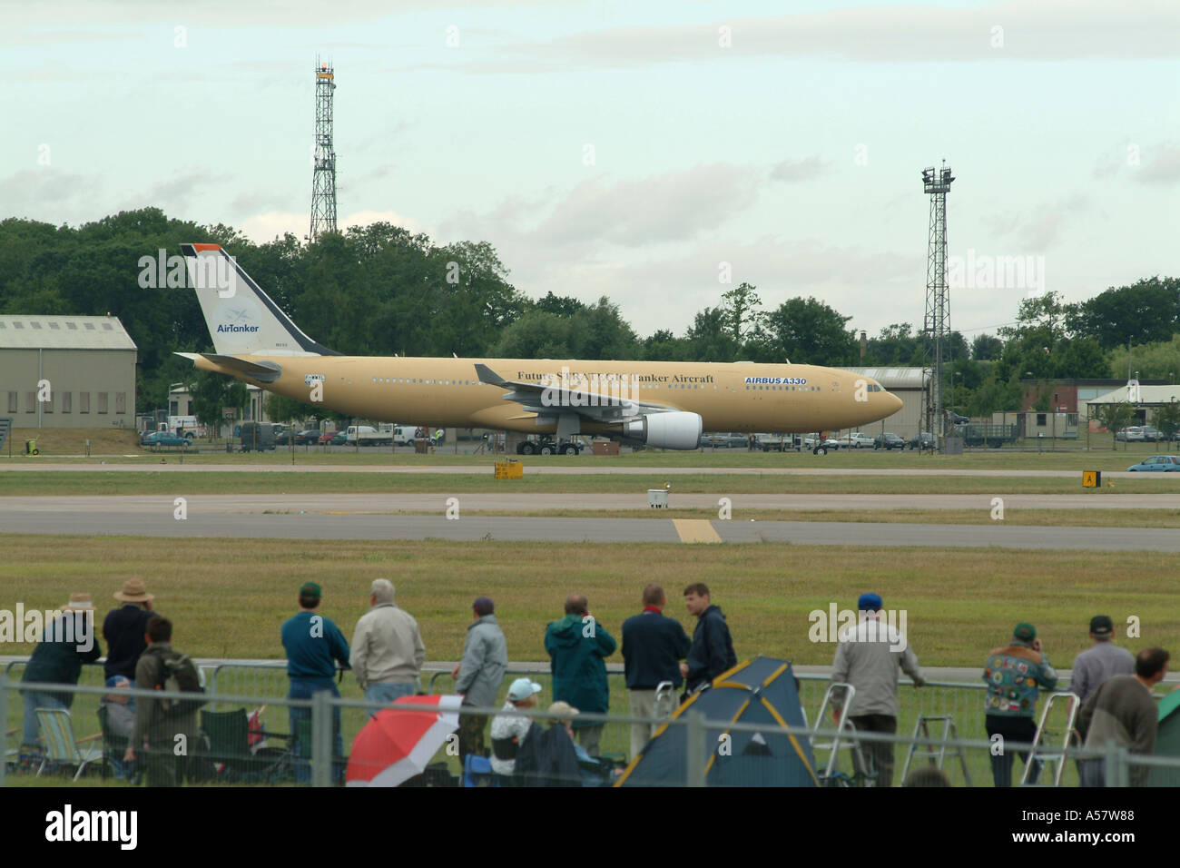 Raf tanker aircraft hi-res stock photography and images - Alamy