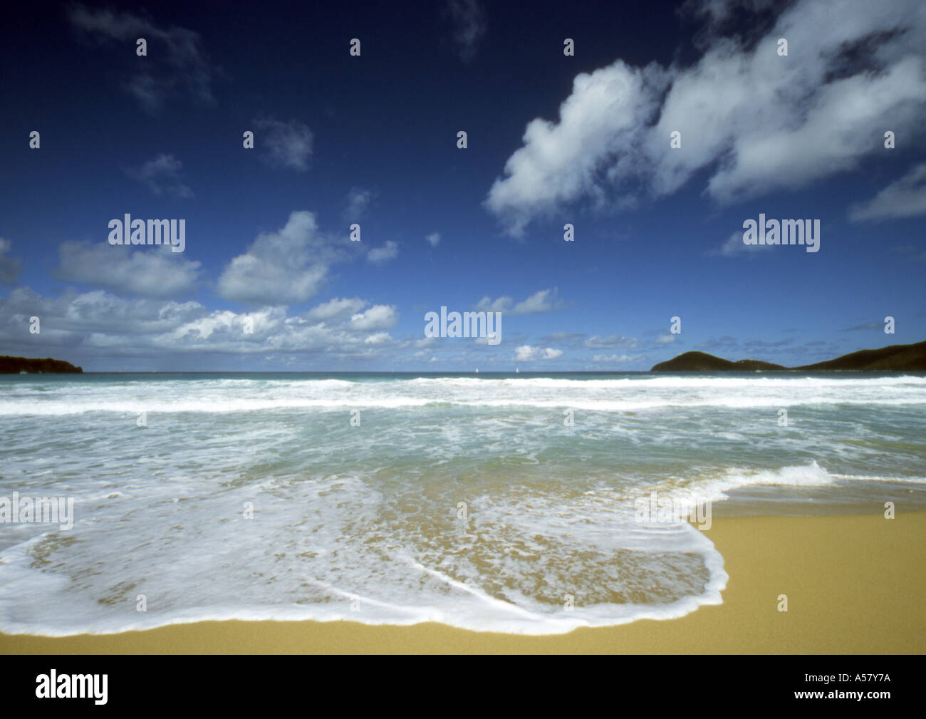 SURF ACROSS BOUNTY BEACH TORTOLA BRITISH VIRGIN ISLANDS Stock Photo - Alamy