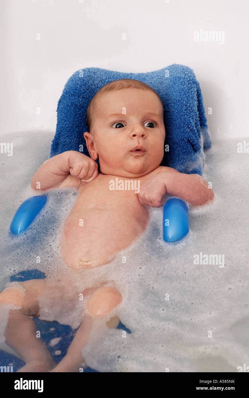 Baby boy in a tub people hi-res stock photography and images - Alamy
