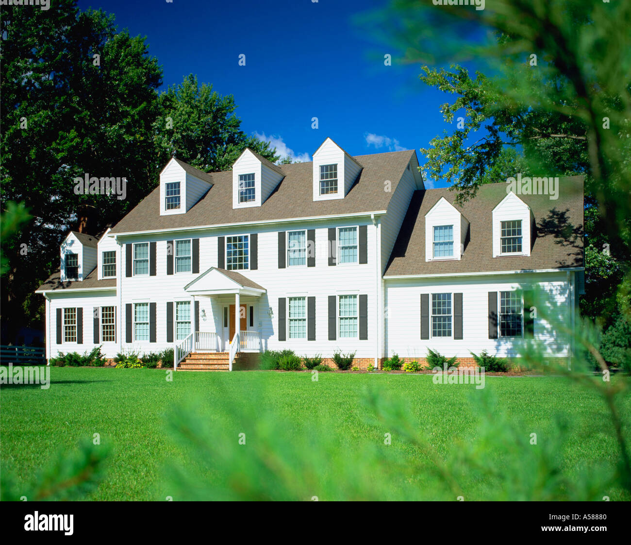 Three story house exterior hi-res stock photography and images - Alamy