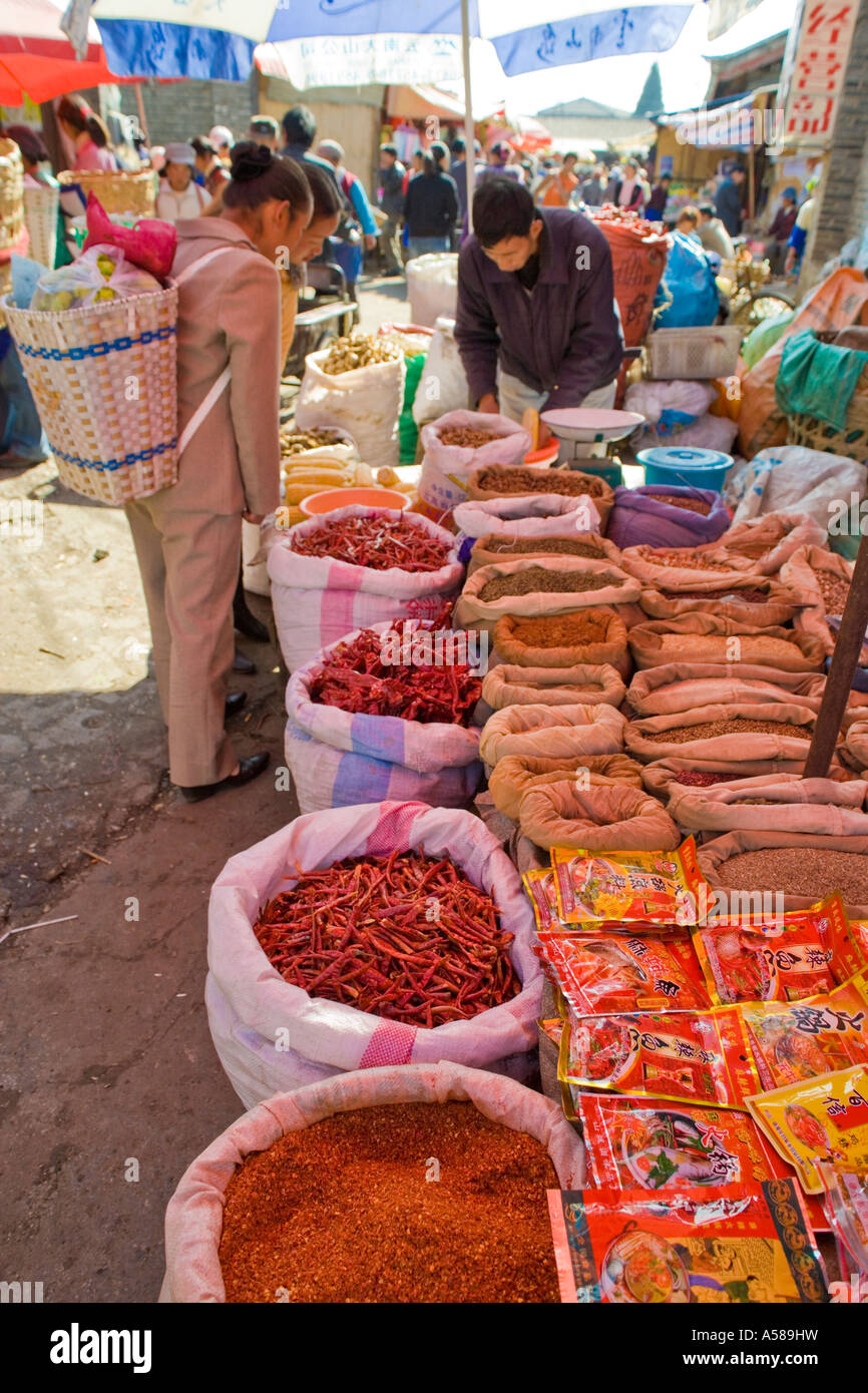 Woman buying spices in market at Dayan, Lijiang old town, Yunnan ...