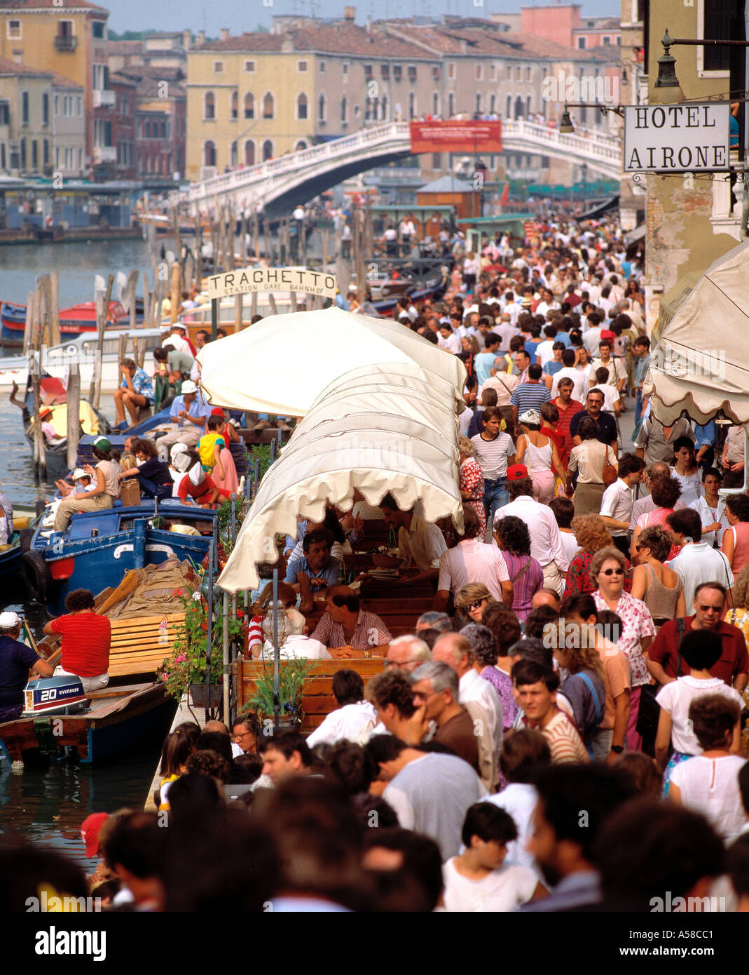 Venice crowds canal hi-res stock photography and images - Alamy