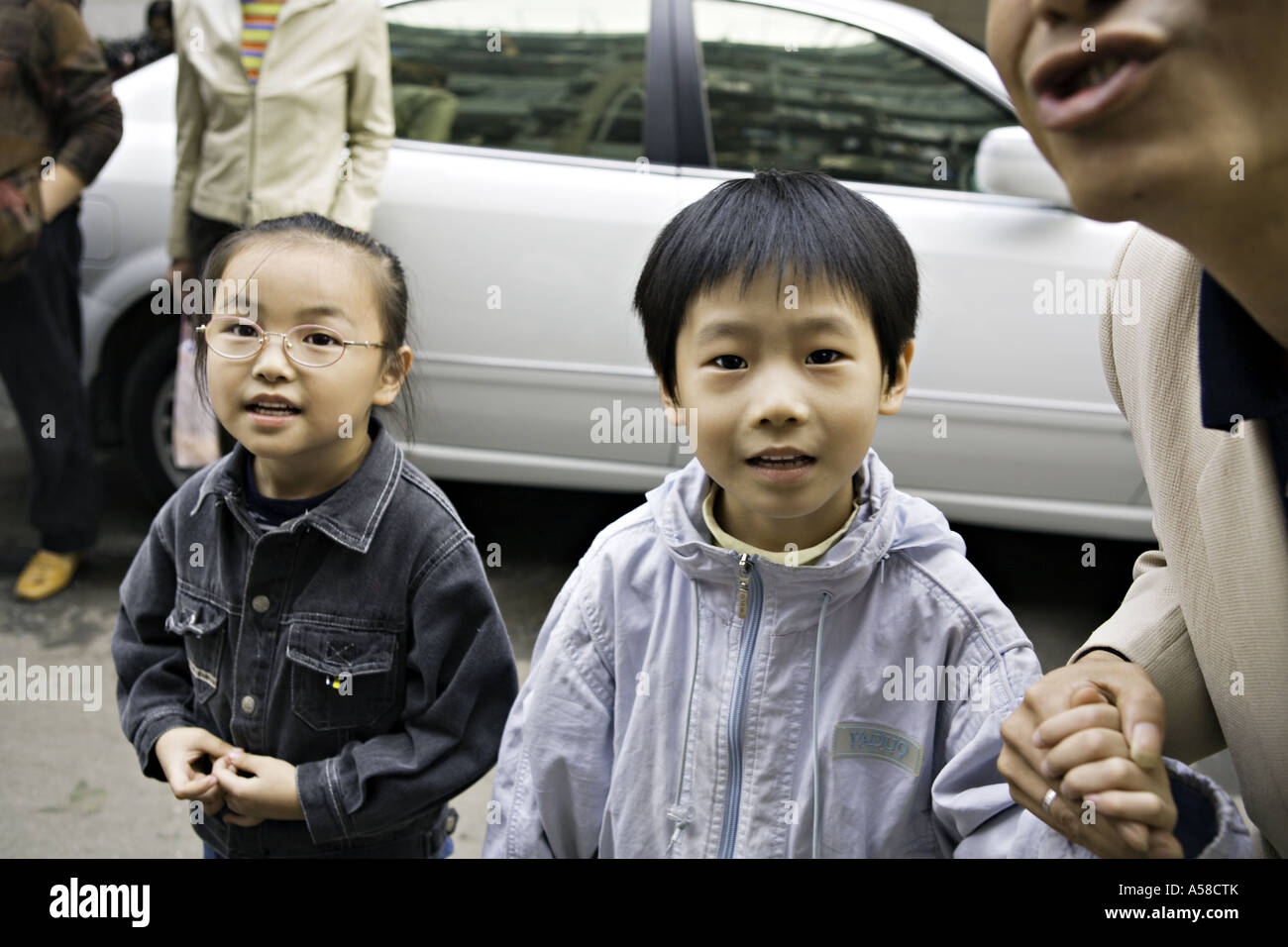 CHINA SHANGHAI Proud Chinese father encourages his school age daughter ...