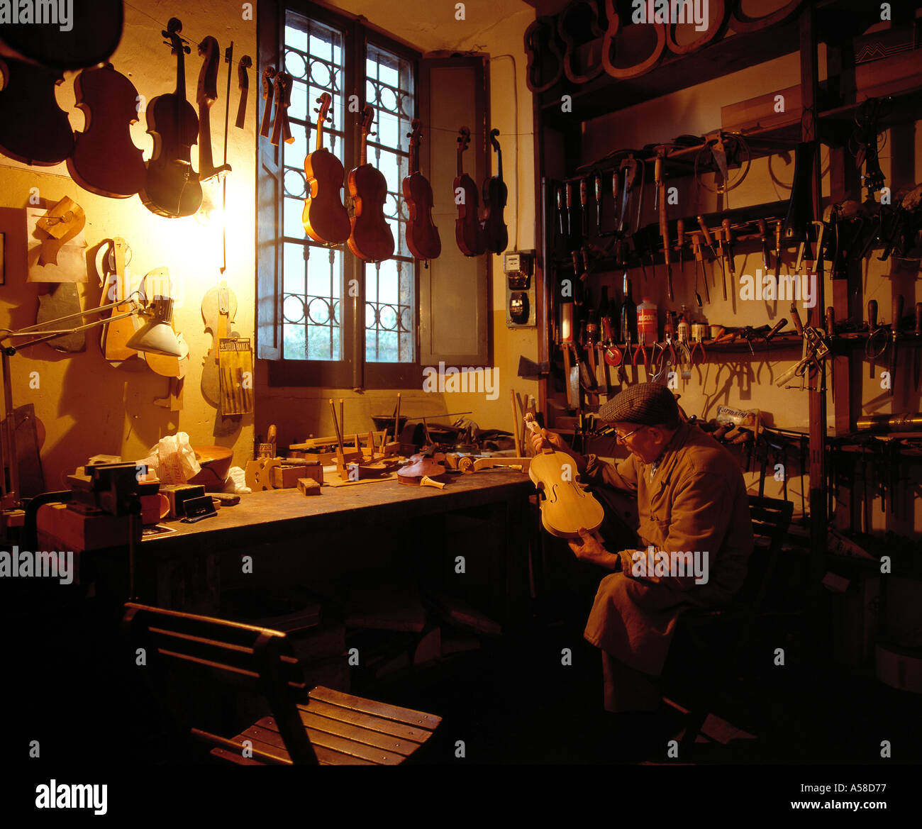 Italian violin maker hi-res stock photography and images - Alamy