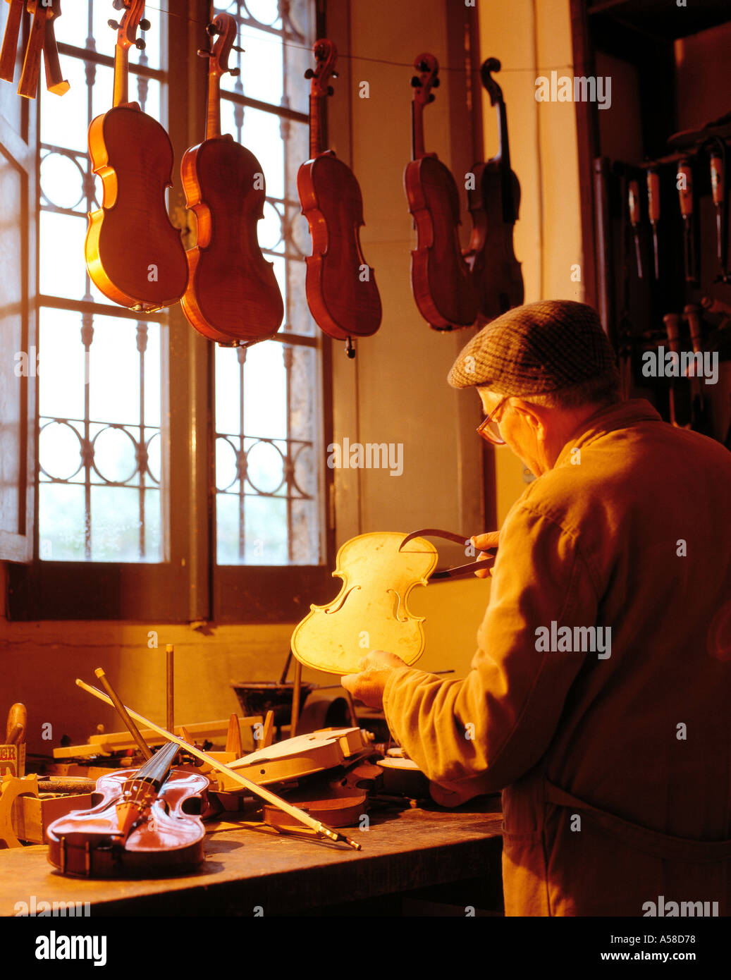 Italian violin maker hi-res stock photography and images - Alamy