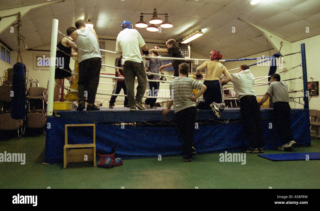 Teenagers in boxing hi-res stock photography and images - Alamy