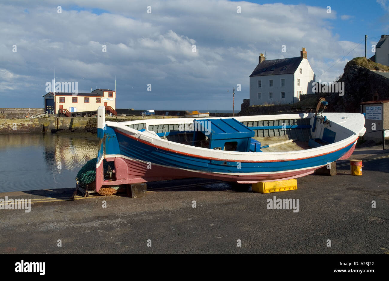 dh ST ABBS BORDERS Scottish Fishing boat harbour RNLI lifeboat station ...