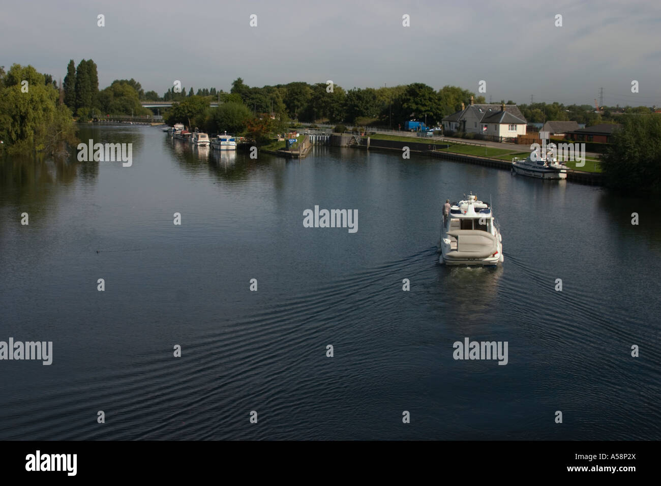 River Thames. Lock Weir from Chertsey Bridge on river Thames Stock ...
