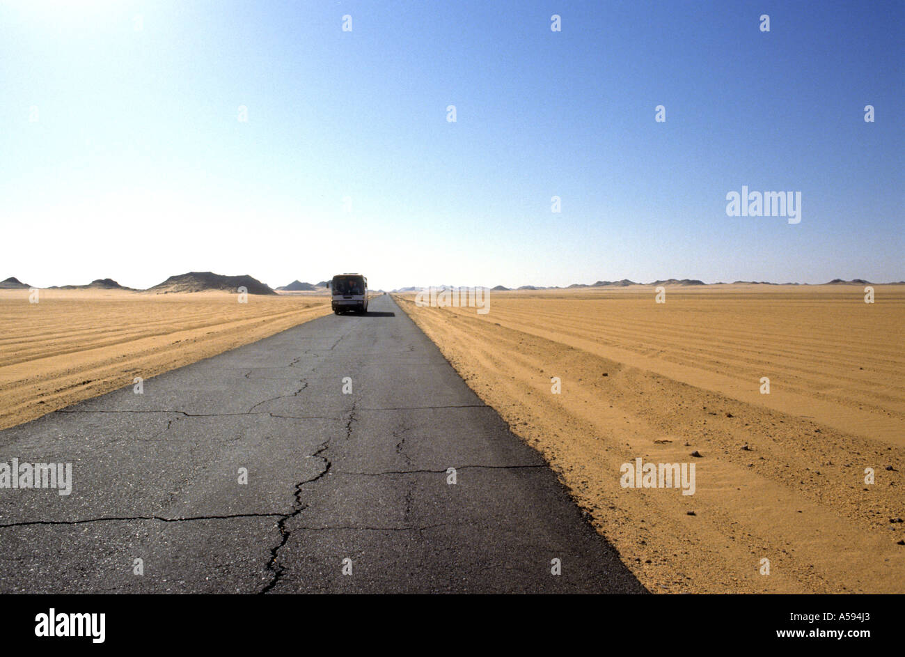 Egypt Egyptian Sahara desert Sand cracks bad Stock Photo - Alamy