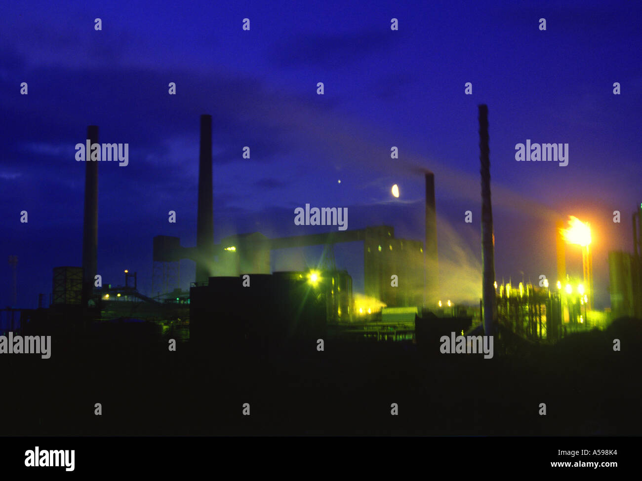 air pollution at night uk llanwern wales Stock Photo - Alamy