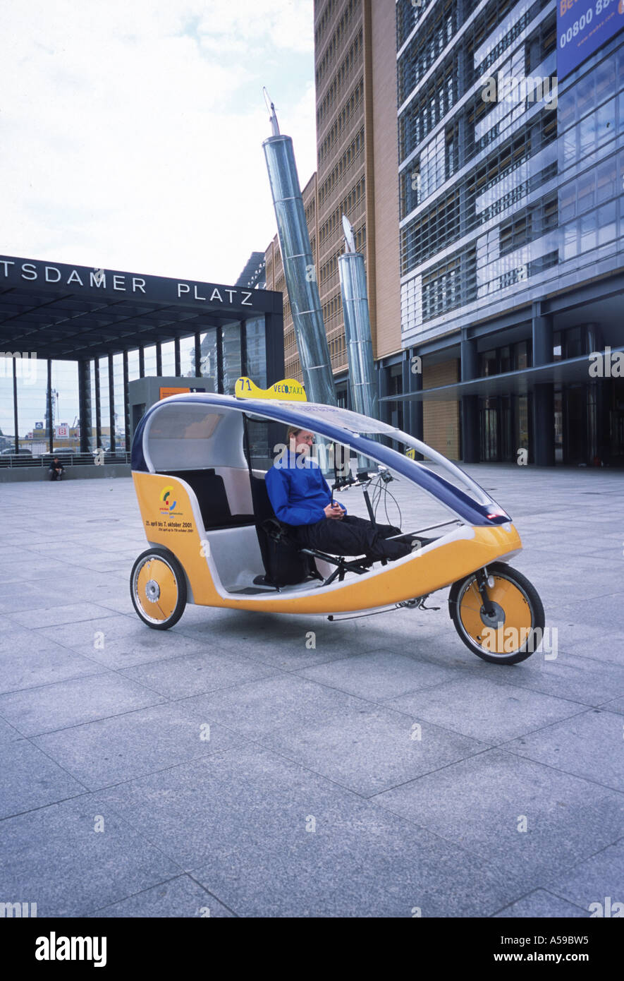 Velo taxi hi-res stock photography and images - Alamy