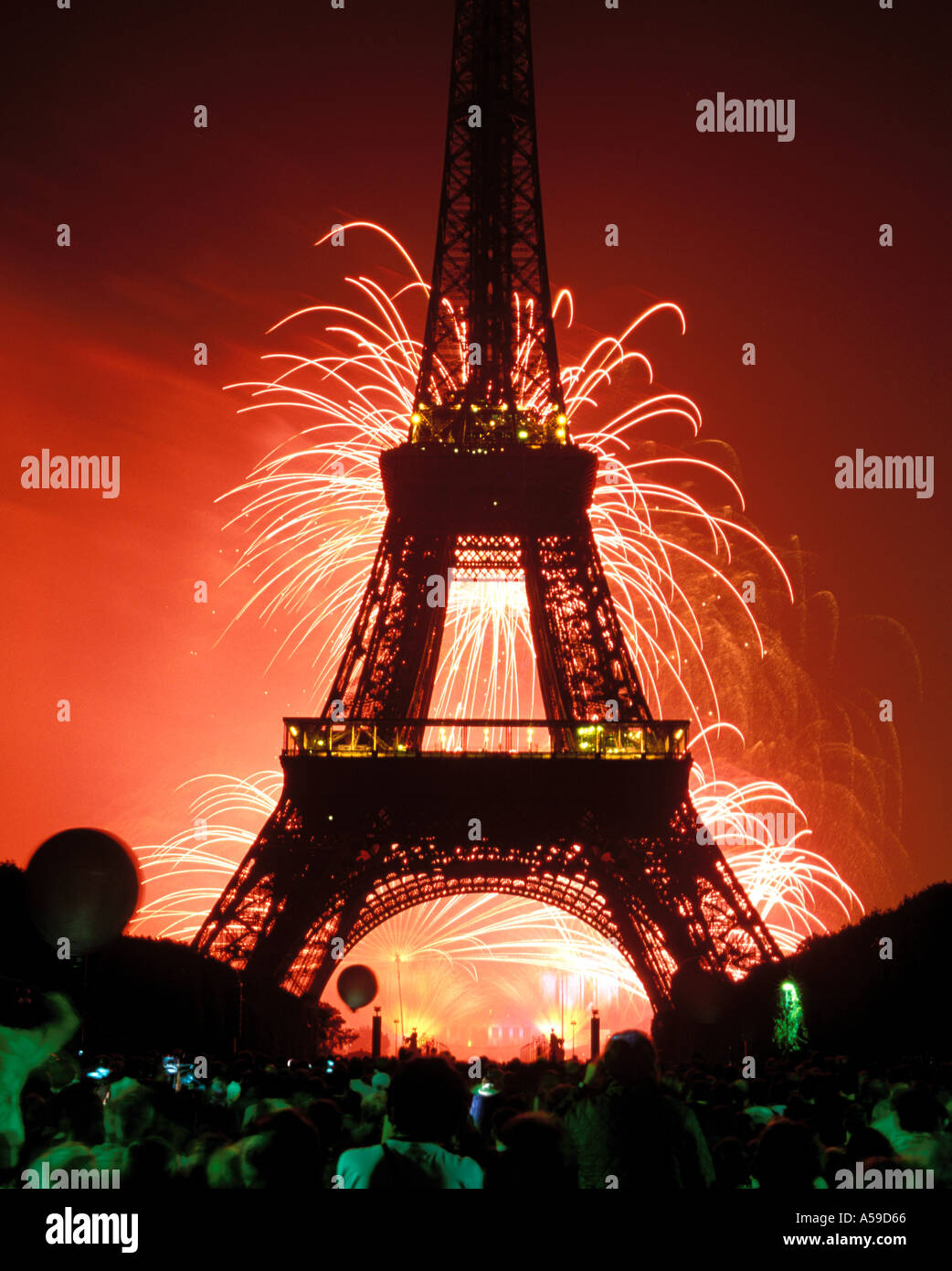 Fireworks behind the Eiffel Tower during Bastille Day celebrations ...