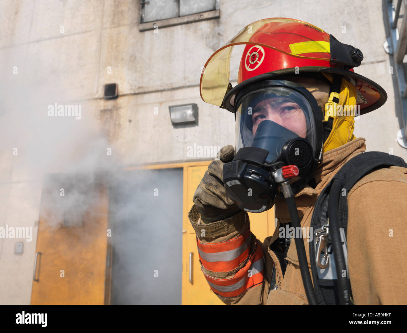 Exterior fire crew working or at work hi-res stock photography and ...