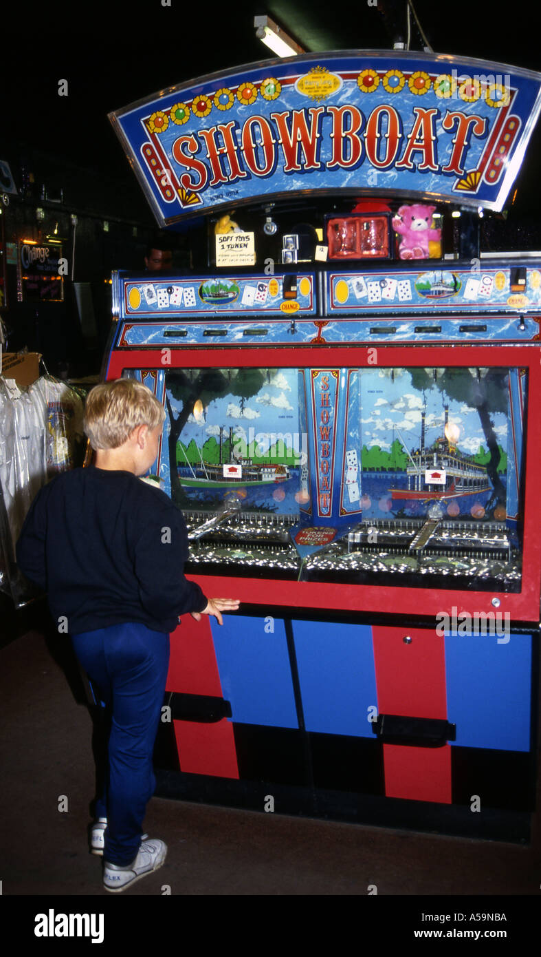 Child playing in an arcade hi-res stock photography and images - Alamy