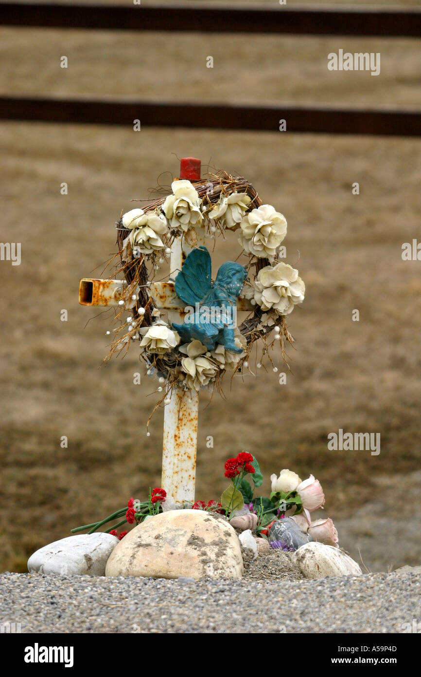 Roadside memorial cross flower hi-res stock photography and images - Alamy