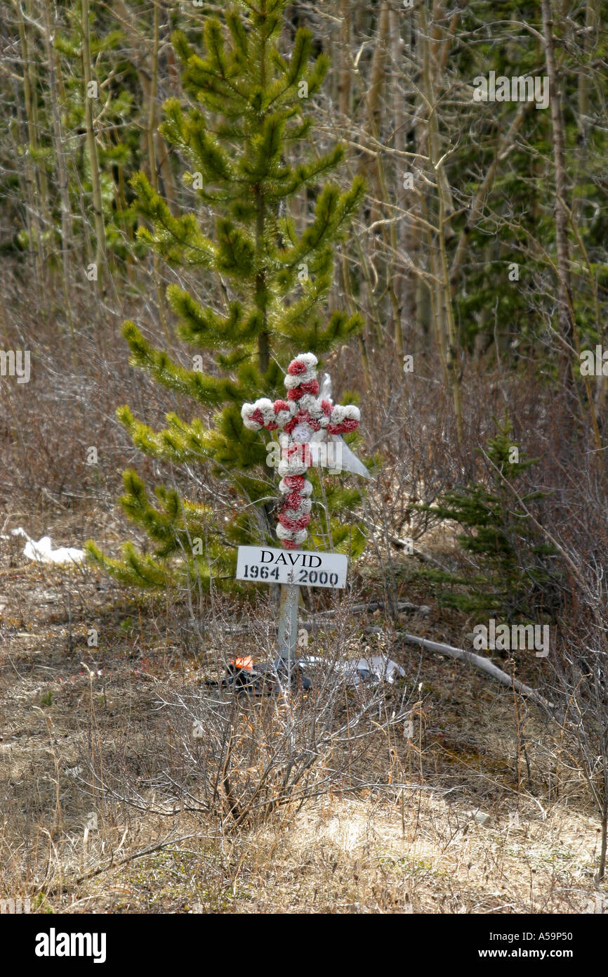 Roadside memorial cross flower hi-res stock photography and images - Alamy