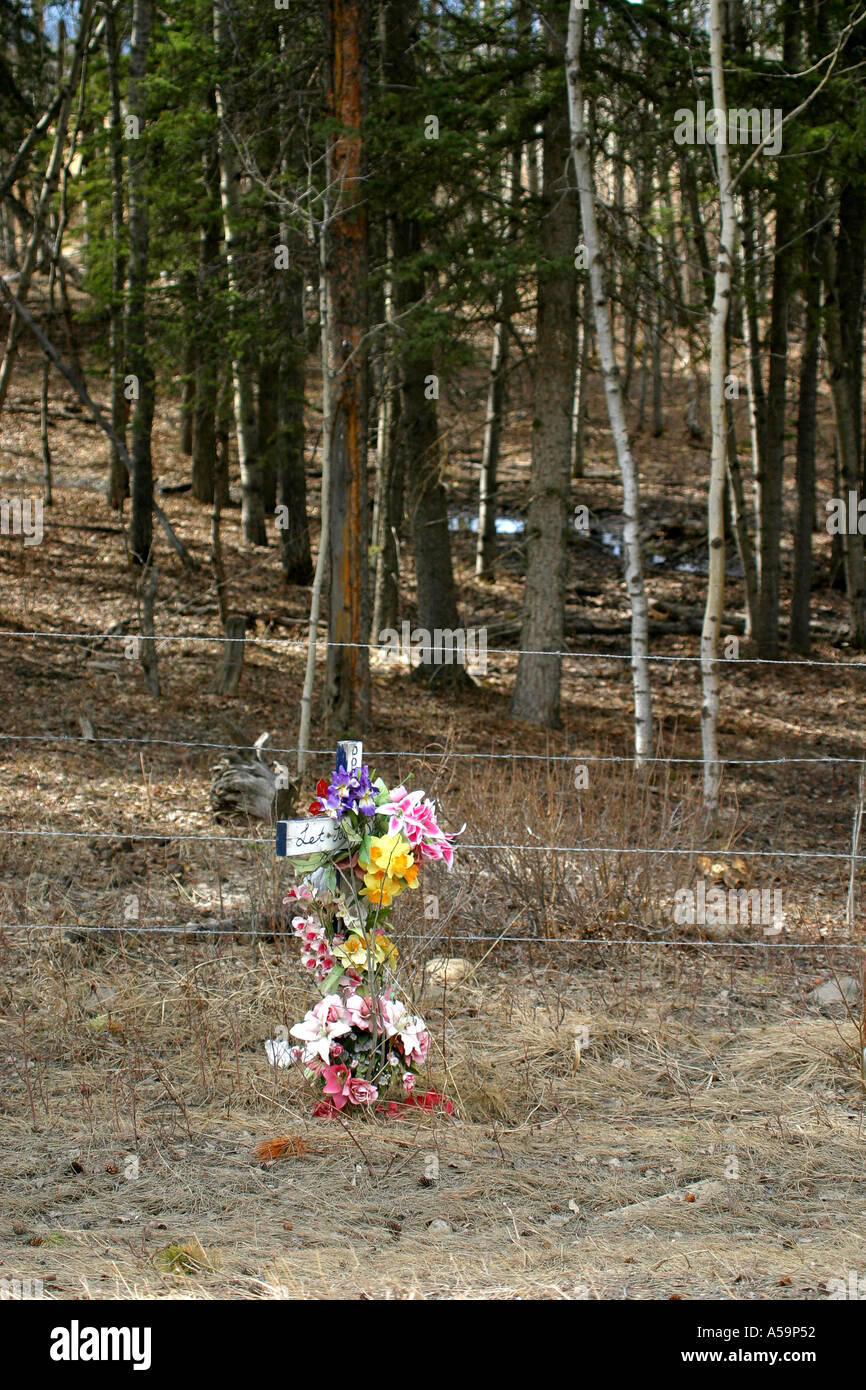 Roadside memorial cross flower hi-res stock photography and images - Alamy