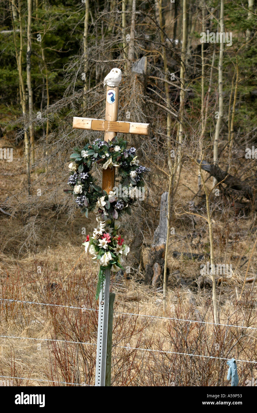Roadside memorial cross flower hi-res stock photography and images - Alamy