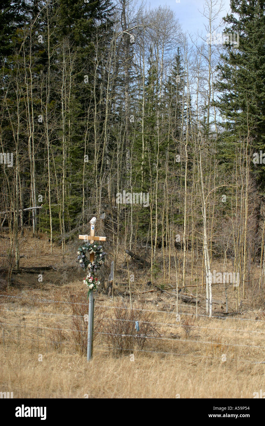 Roadside memorial cross flower hi-res stock photography and images - Alamy