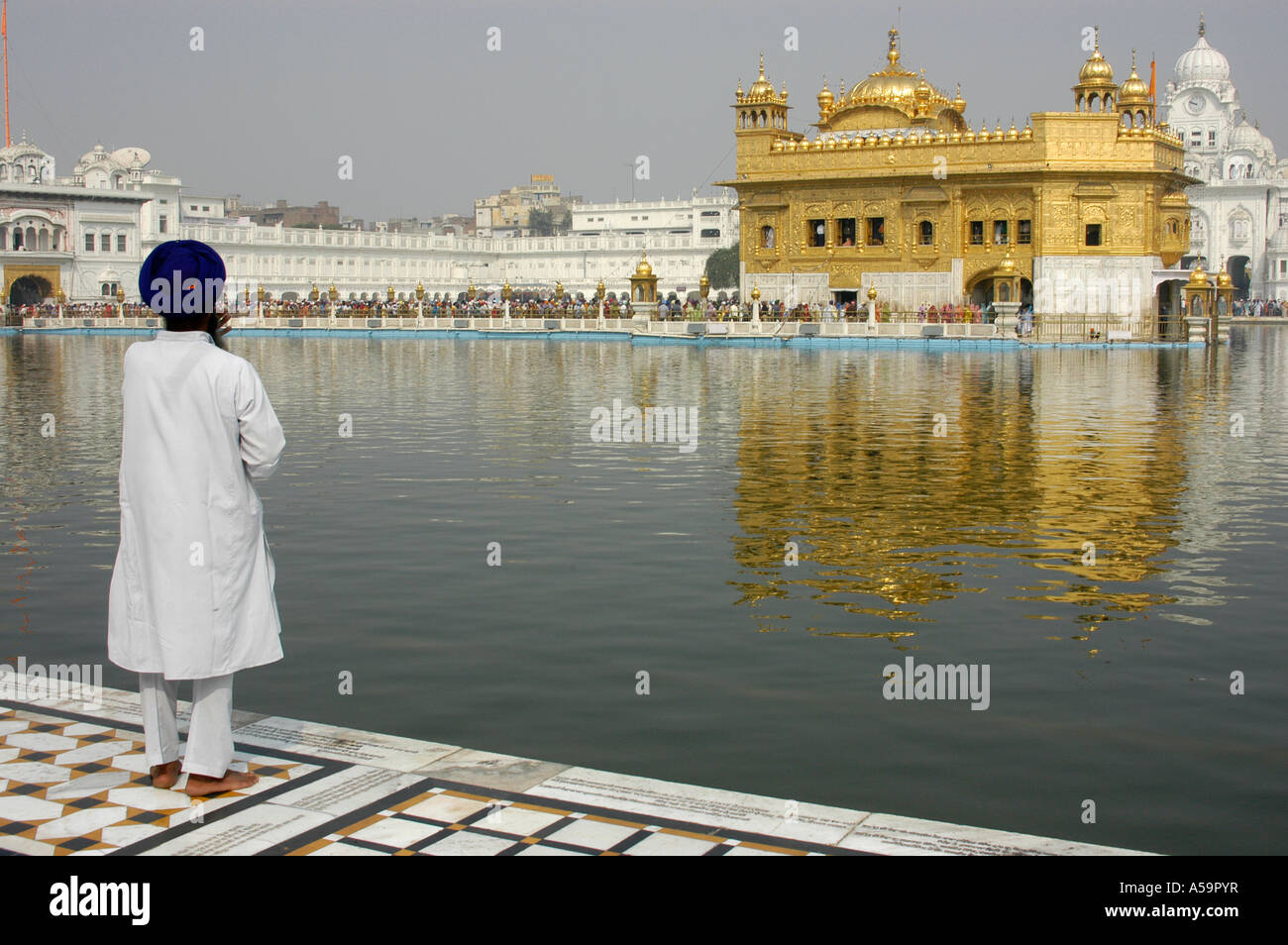 Praise guru nanak golden temple hi-res stock photography and images - Alamy