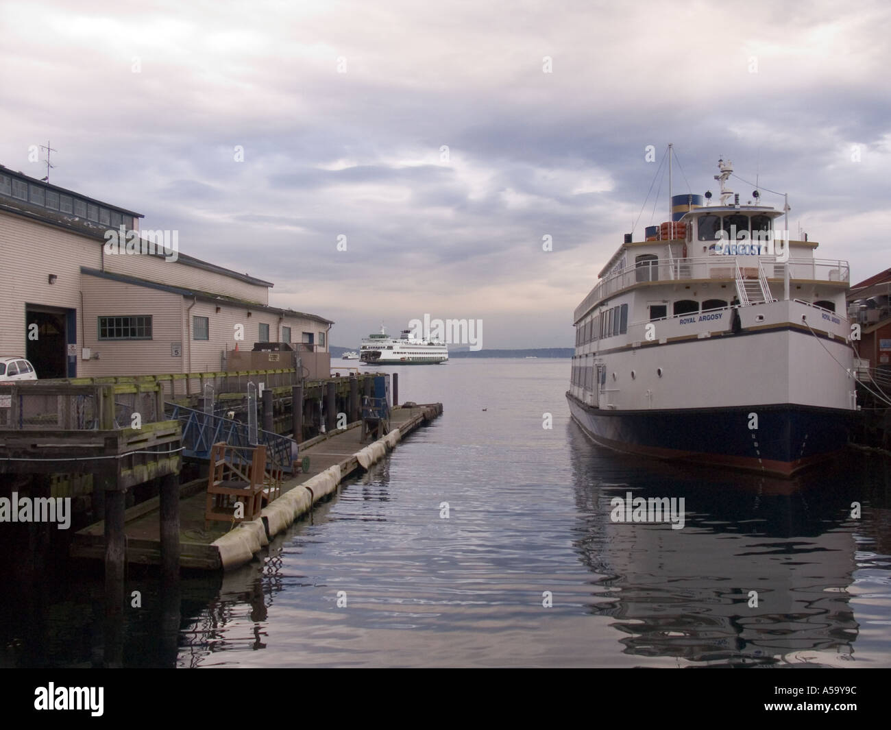 Seattle ferry boat docked hi-res stock photography and images - Alamy