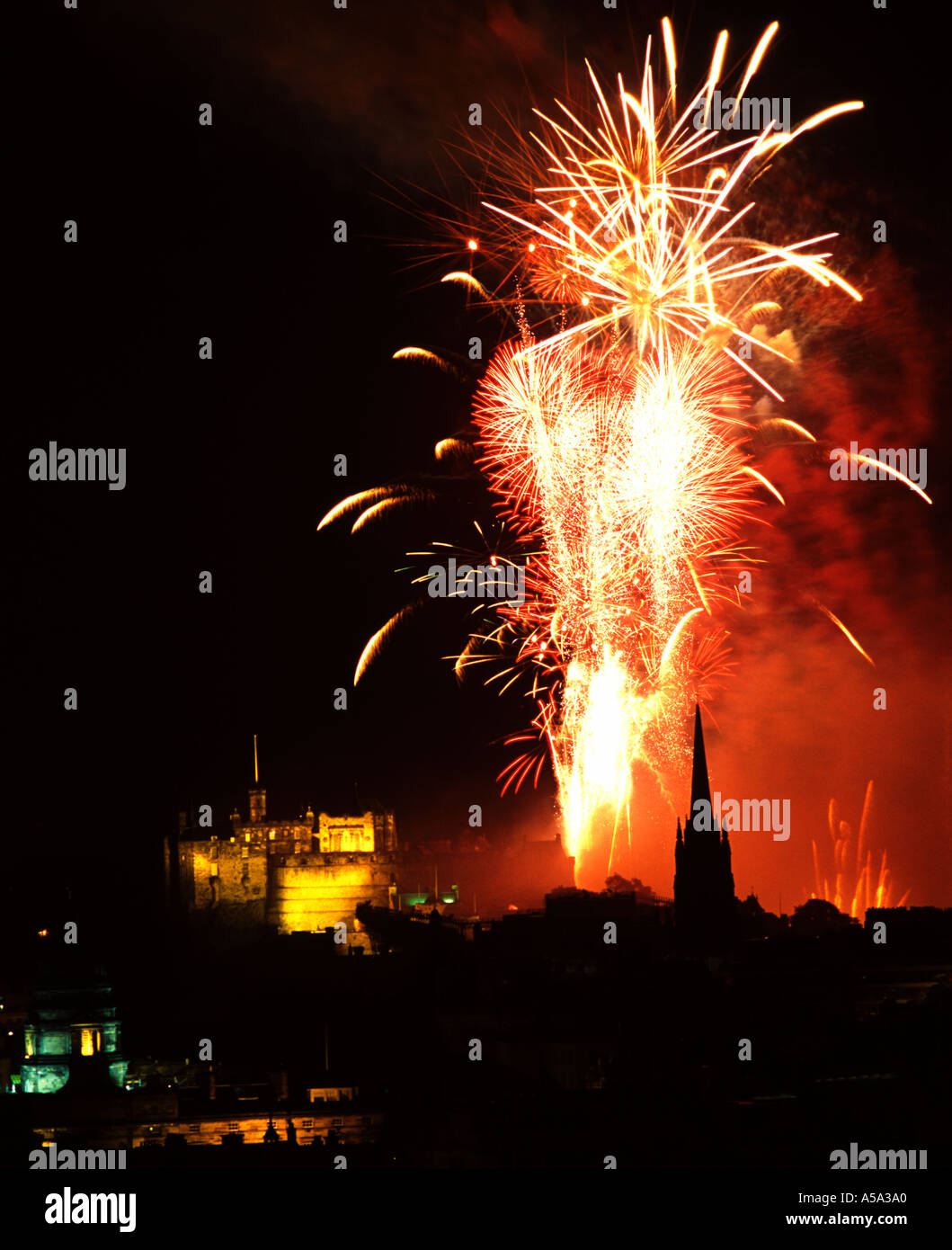 Edinburgh castle fireworks display hi-res stock photography and images ...