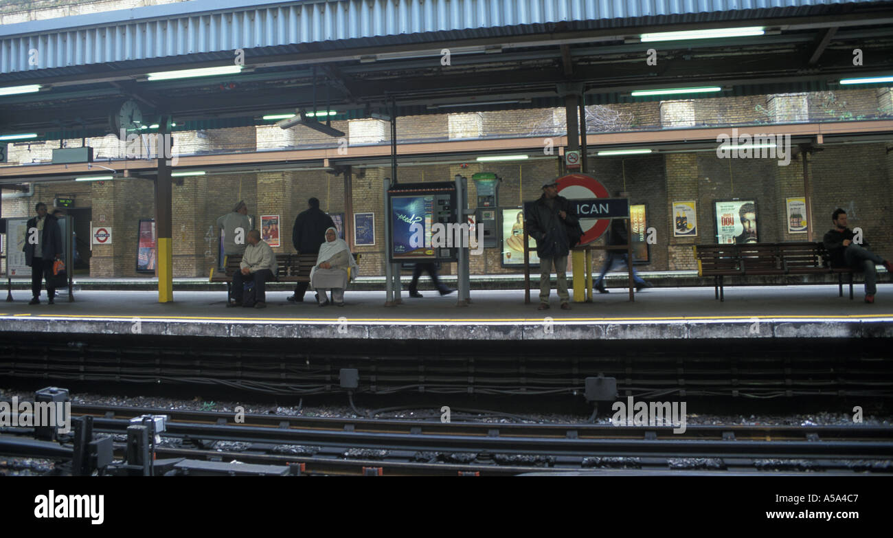 Barbican tube platform Stock Photo - Alamy