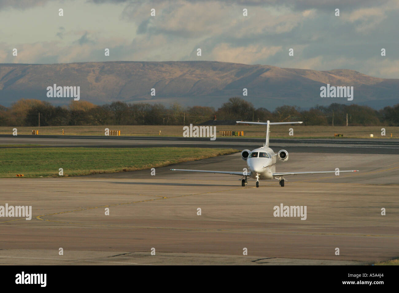 Manchester airport in the distance hi-res stock photography and images ...