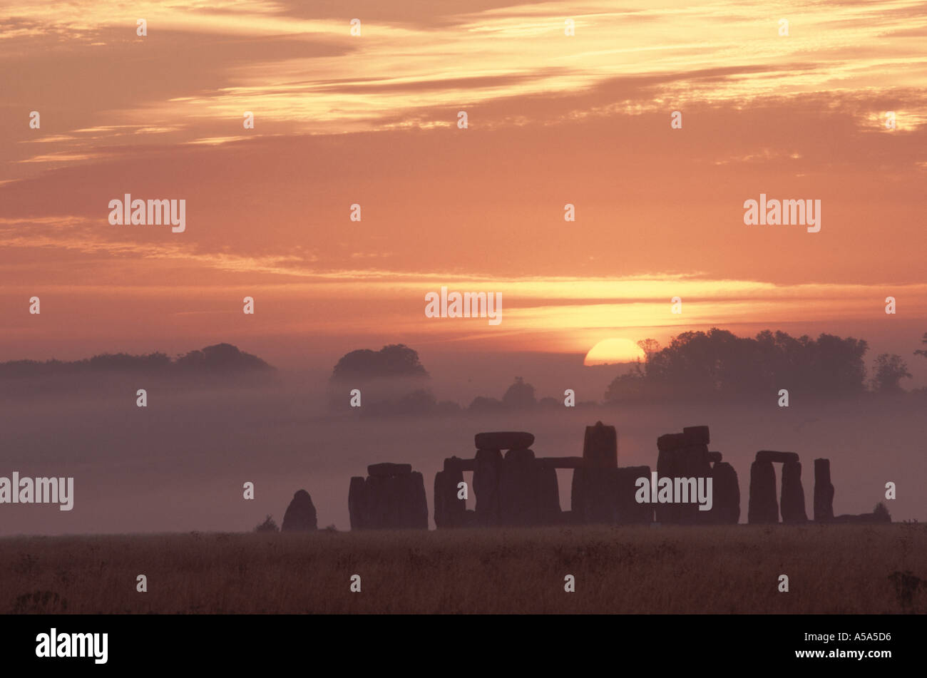 Stonehenge dawn pagan druid hi-res stock photography and images - Alamy