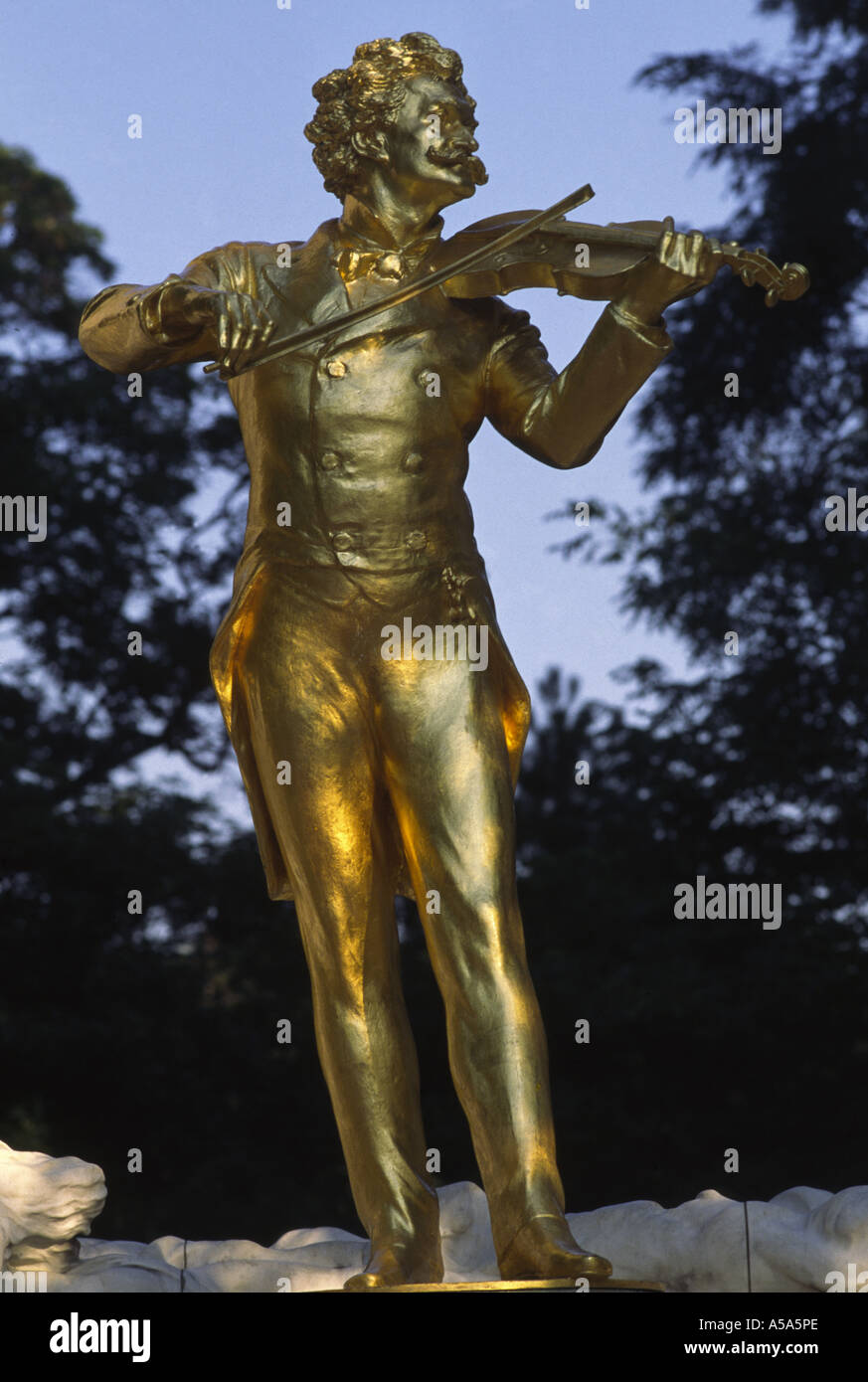 Johann Strauss Statue Stadtpark Vienna Austria Stock Photo - Alamy