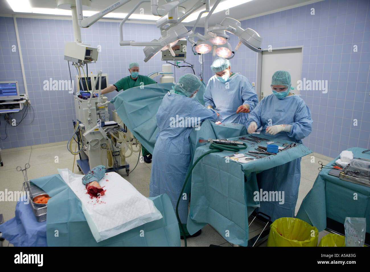 Leg surgery operating theatre hi-res stock photography and images - Alamy