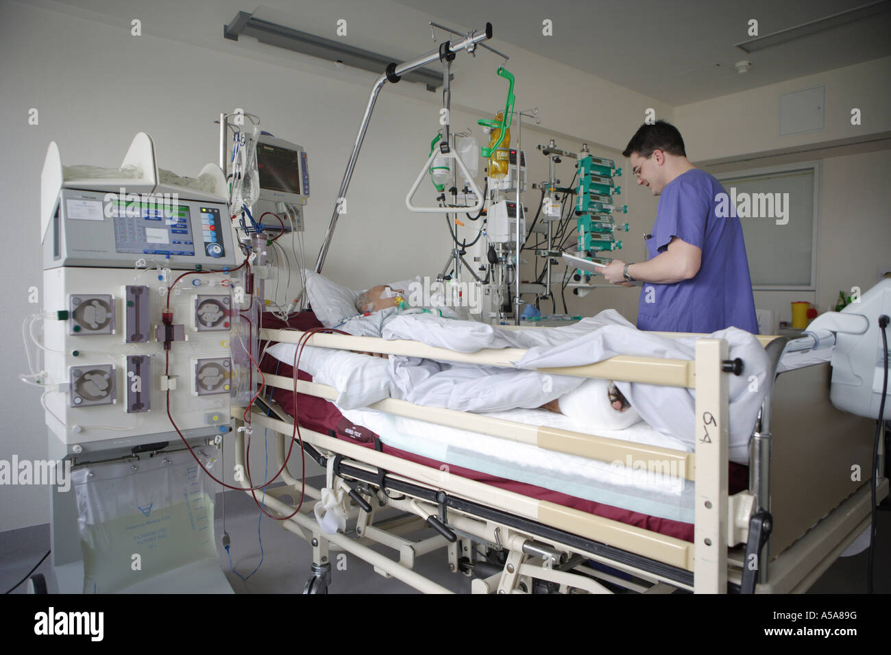 A MALE NURSES AND A PATIENT ON THE INTENSIVE CARE UNIT Stock Photo - Alamy
