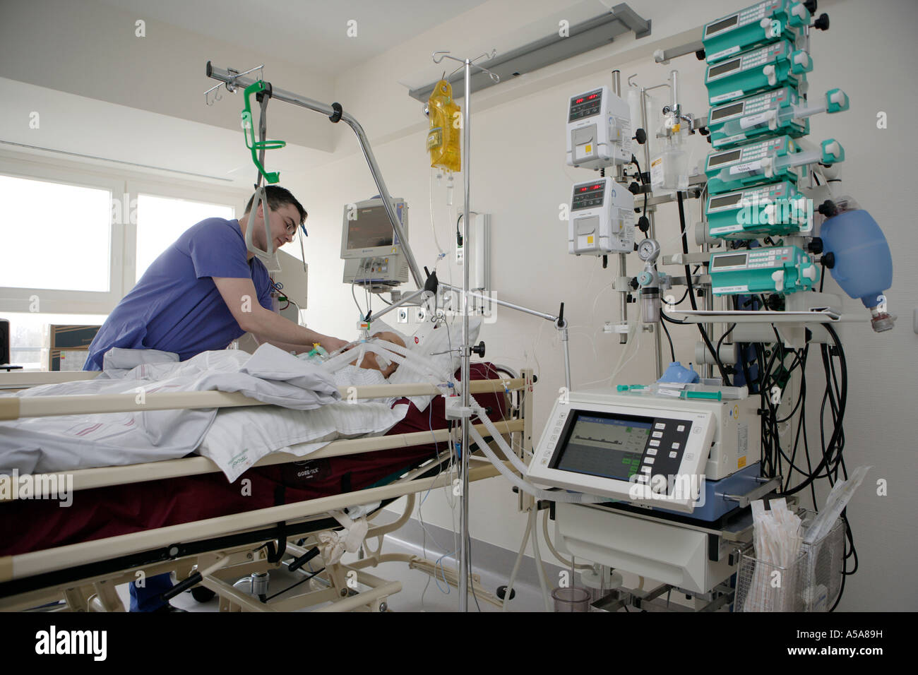 A MALE NURSES AND A PATIENT ON THE INTENSIVE CARE UNIT Stock Photo - Alamy