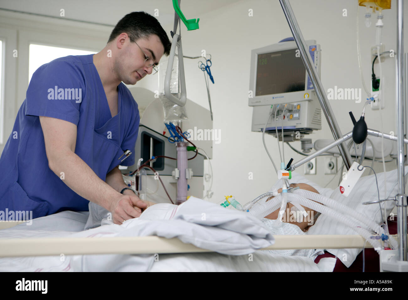 Intensive care nurse hi-res stock photography and images - Alamy