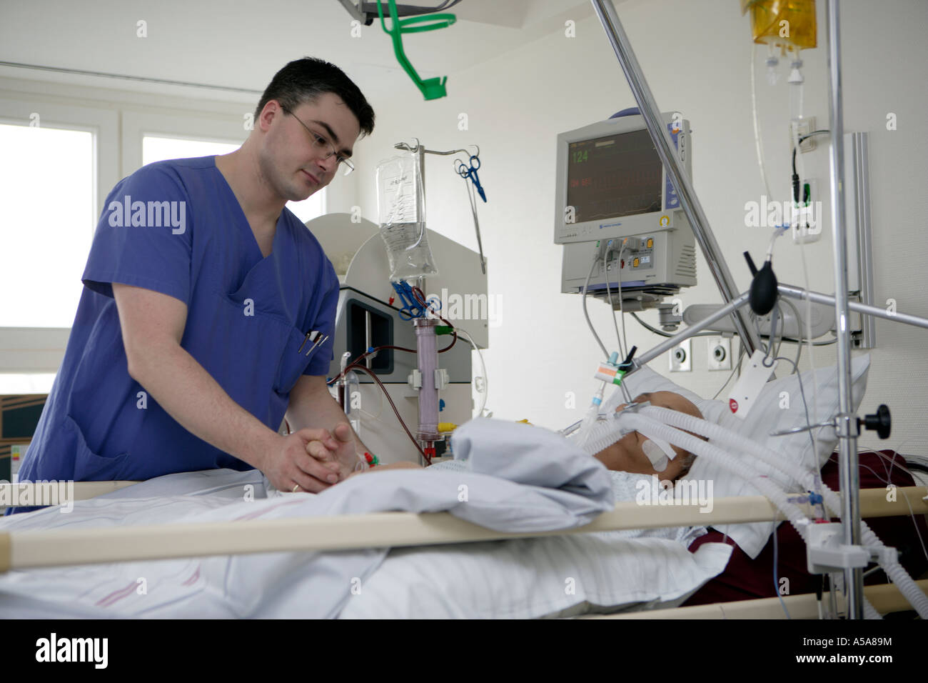 A MALE NURSES AND A PATIENT ON THE INTENSIVE CARE UNIT Stock Photo - Alamy