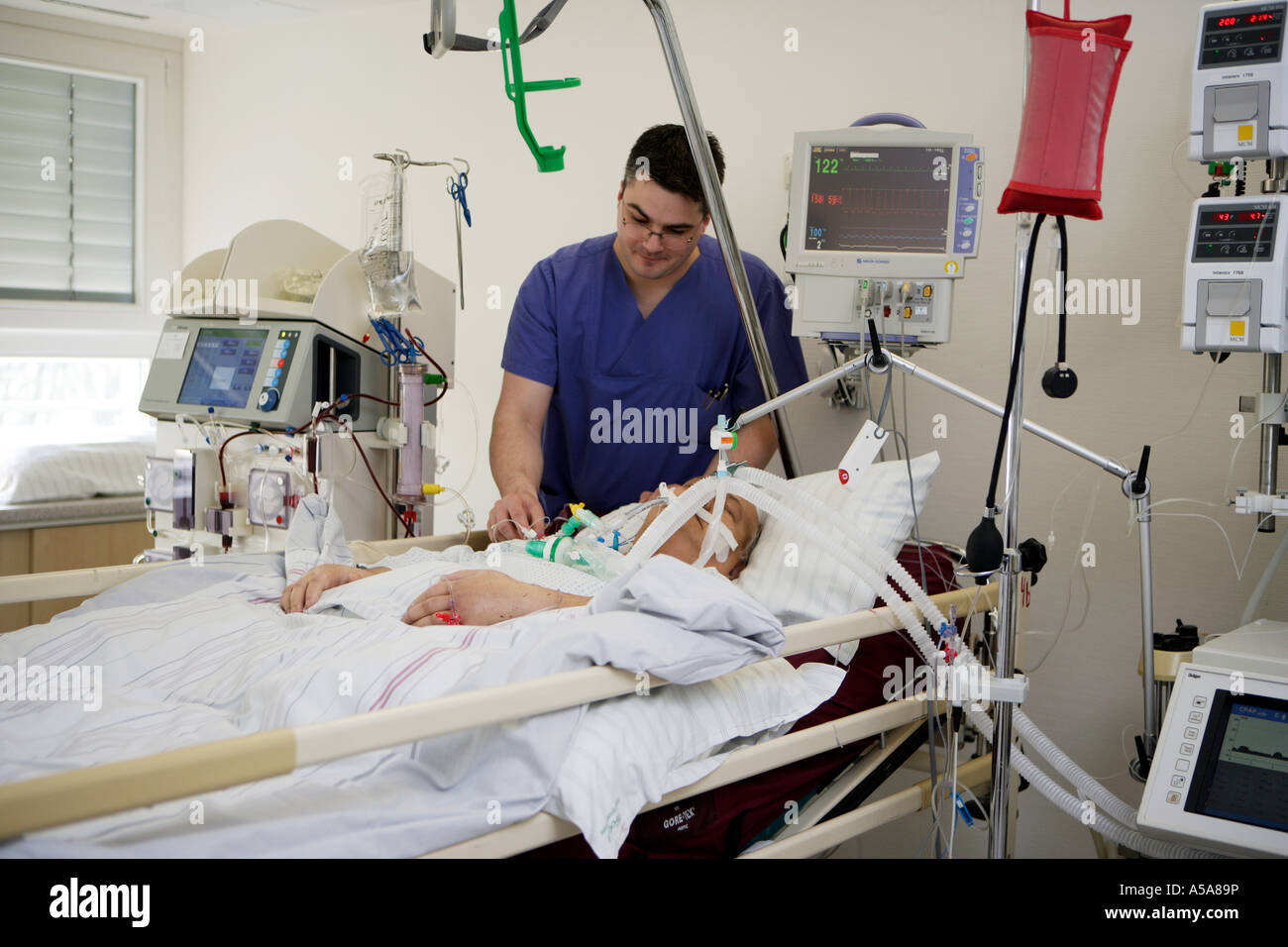 A MALE NURSES AND A PATIENT ON THE INTENSIVE CARE UNIT Stock Photo - Alamy