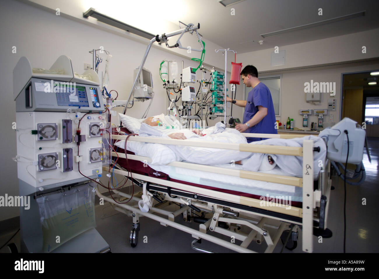 A MALE NURSES AND A PATIENT ON THE INTENSIVE CARE UNIT Stock Photo - Alamy