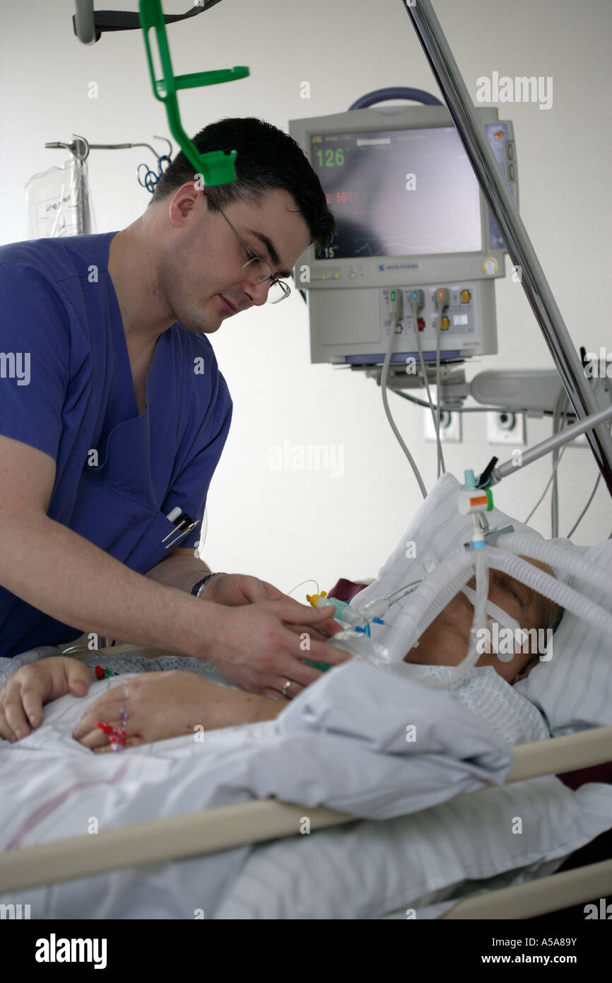 A MALE NURSES AND A PATIENT ON THE INTENSIVE CARE UNIT Stock Photo - Alamy