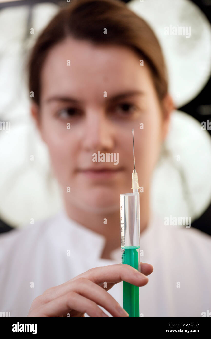 WOMAN DOCTOR PREPARES A SYRINGE FOR AN INJECTION Stock Photo - Alamy