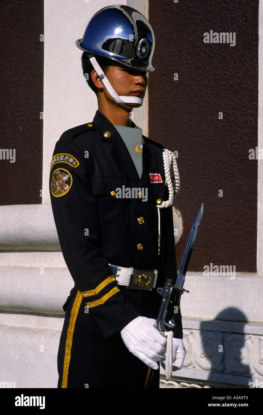 Guarding the Chiang Kai Shek Memorial Taipei Stock Photo - Alamy