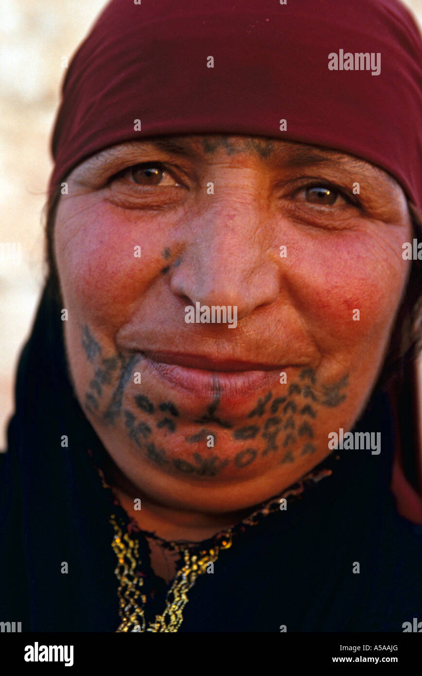 A Bedouin tribe woman in Syria Stock Photo - Alamy