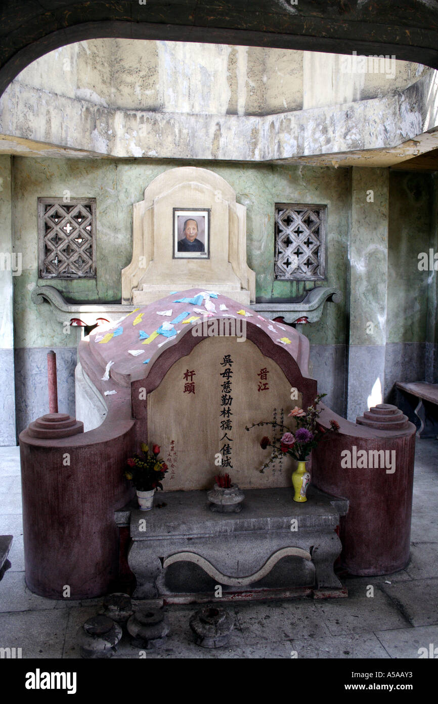 Manila, Philippine Islands, Ornate tomb in the Chinese Cemetery, City ...