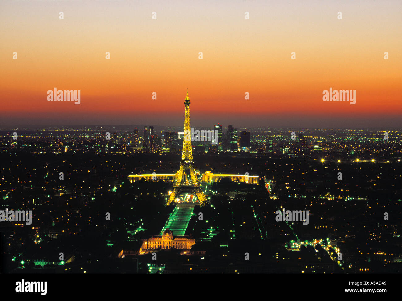 Eiffel tower dusk paris hi-res stock photography and images - Alamy