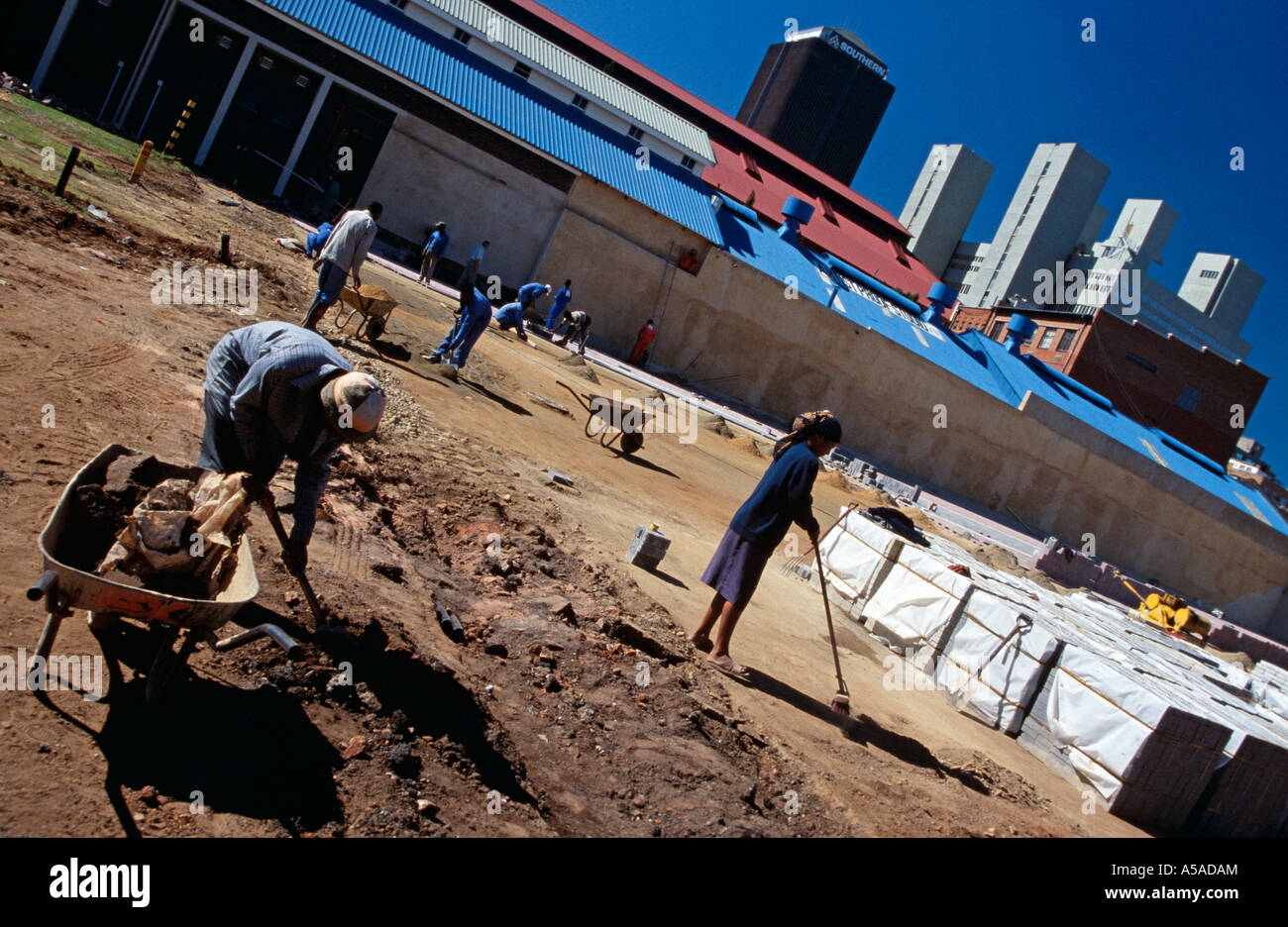 Construction workers working in the hot sun Stock Photo - Alamy