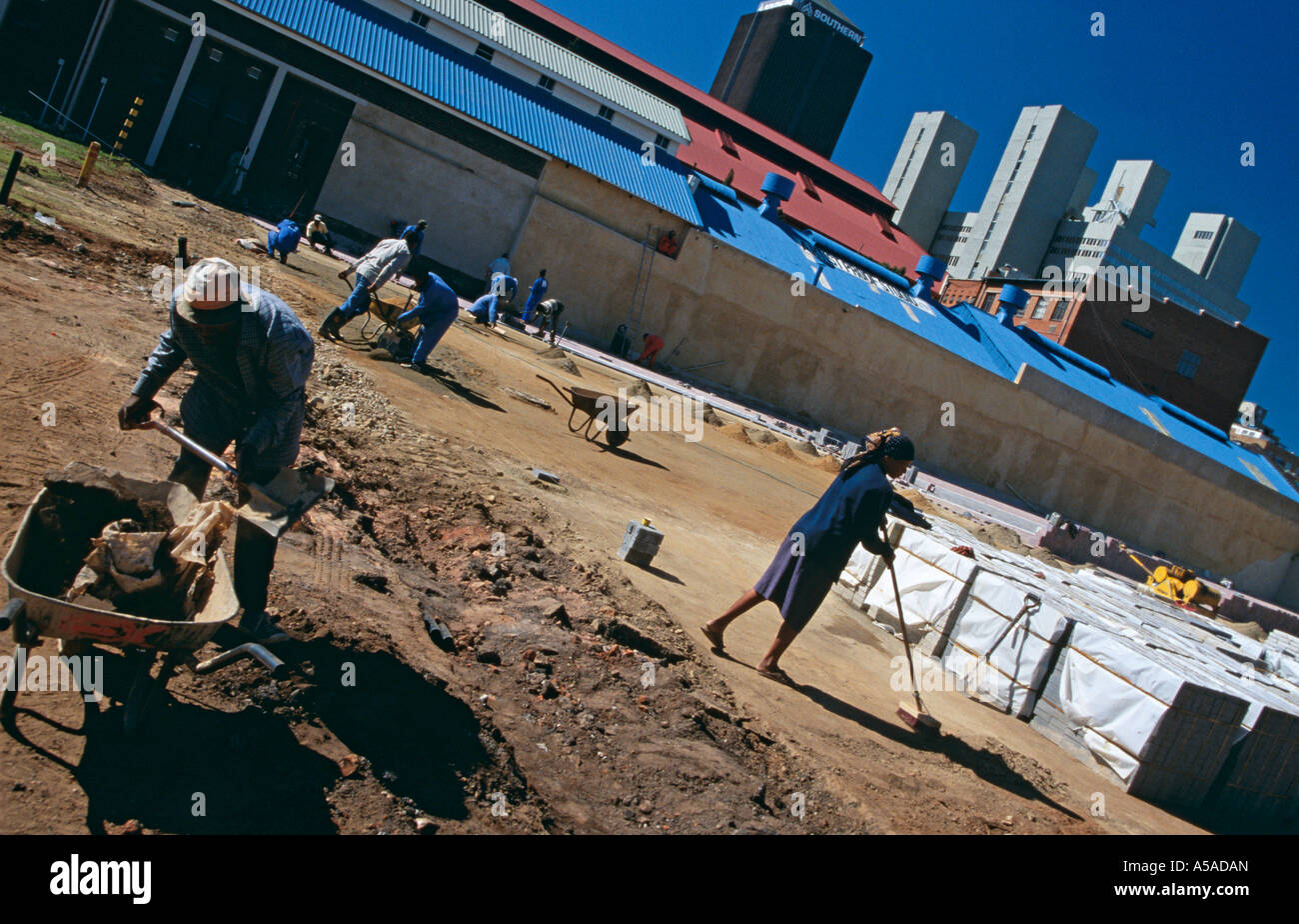 Construction workers working in the hot sun Stock Photo - Alamy